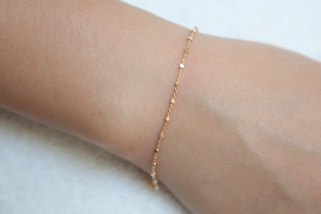 Bracelet fin en plaqué or 18 carats – élégance minimaliste – Elise et moi