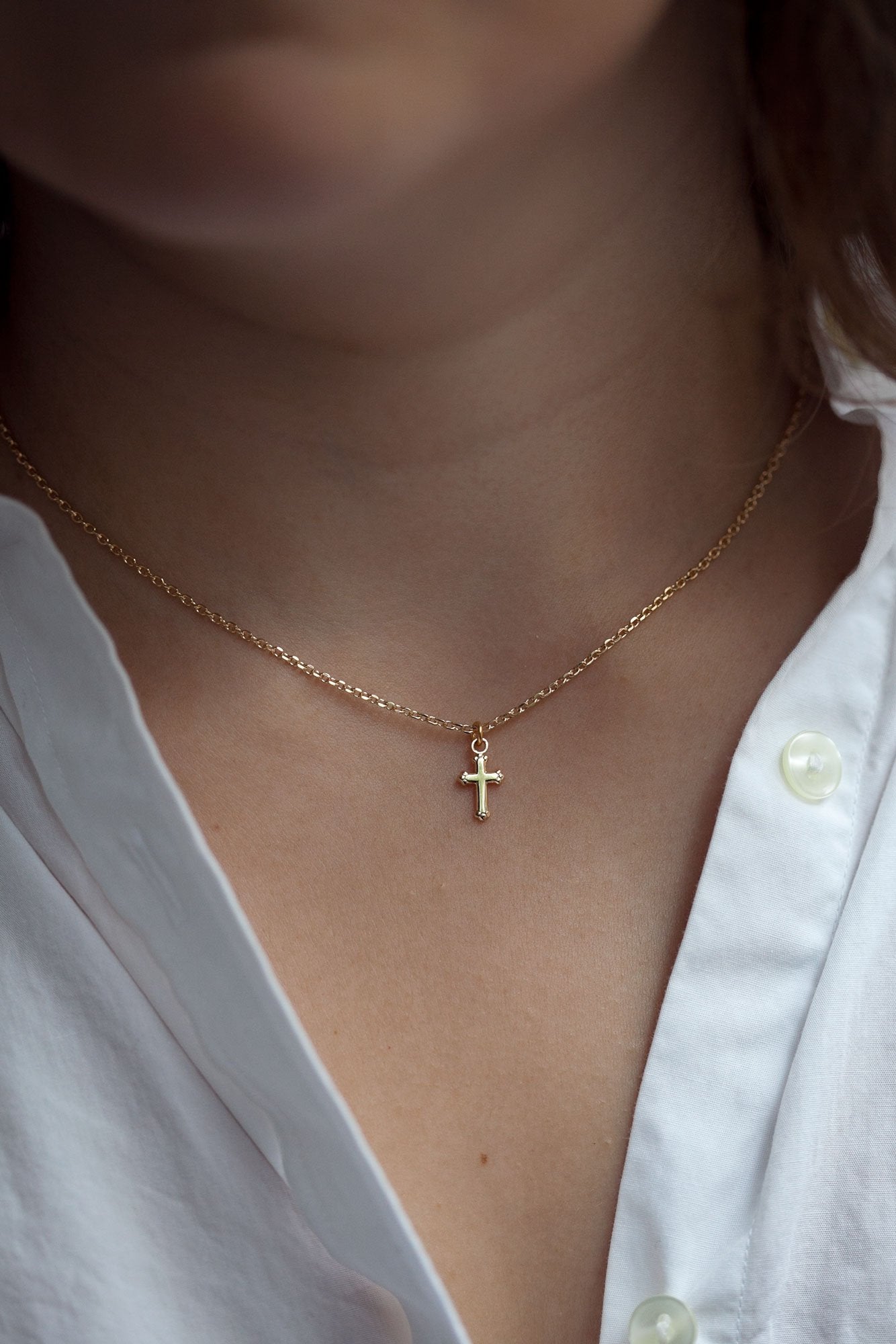 Collier court avec croix – Discret et élégant – Elise et moi